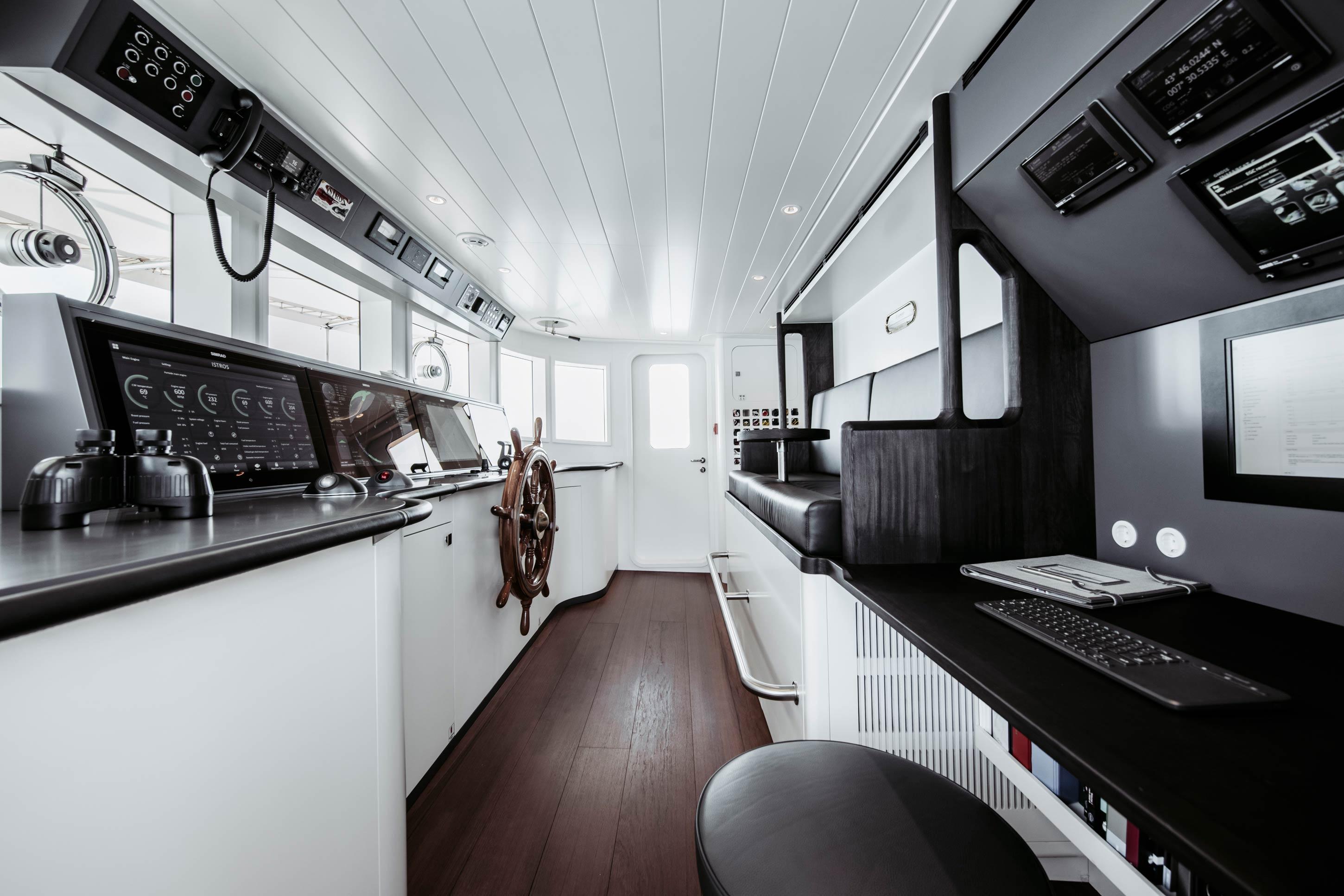 Yacht ISTROS, de Vries Lentsch Jr. | CHARTERWORLD Luxury Superyacht ...